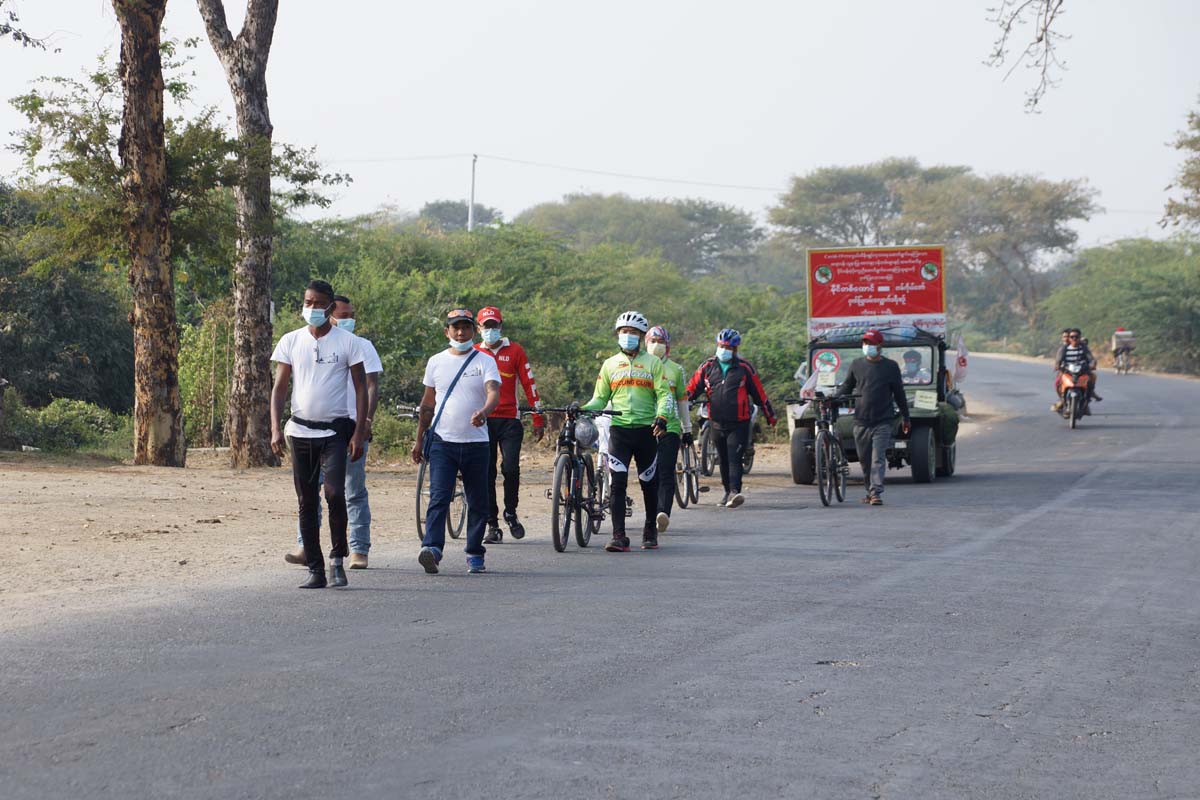 ကိုဗစ် ၁၉ ကာကွယ်ထိန်းချုပ်ကုသရေး ဆောင်ရွက်နေကြသော ကျန်းမာရေးဝန်ထမ်းမ